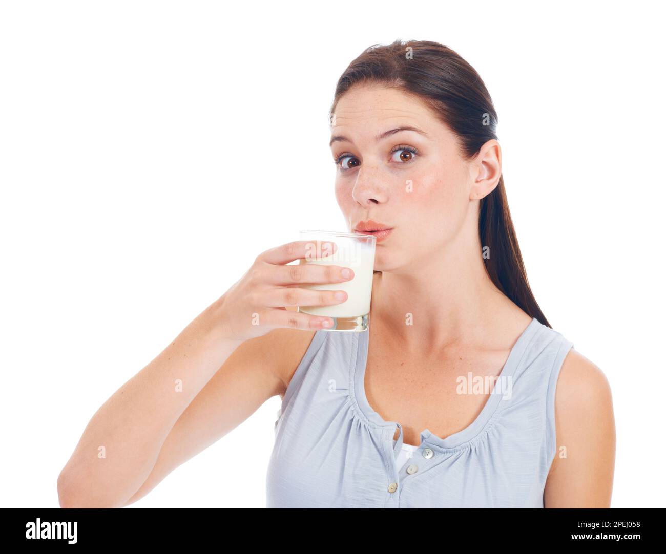Portrait, Studio und Frau trinkt ein Glas Milch für Vitamin D ...