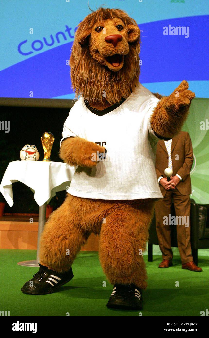 Das offizielle Maskottchen zum FIFA WM 2006 "Goleo 06" tanzt waehrend ...