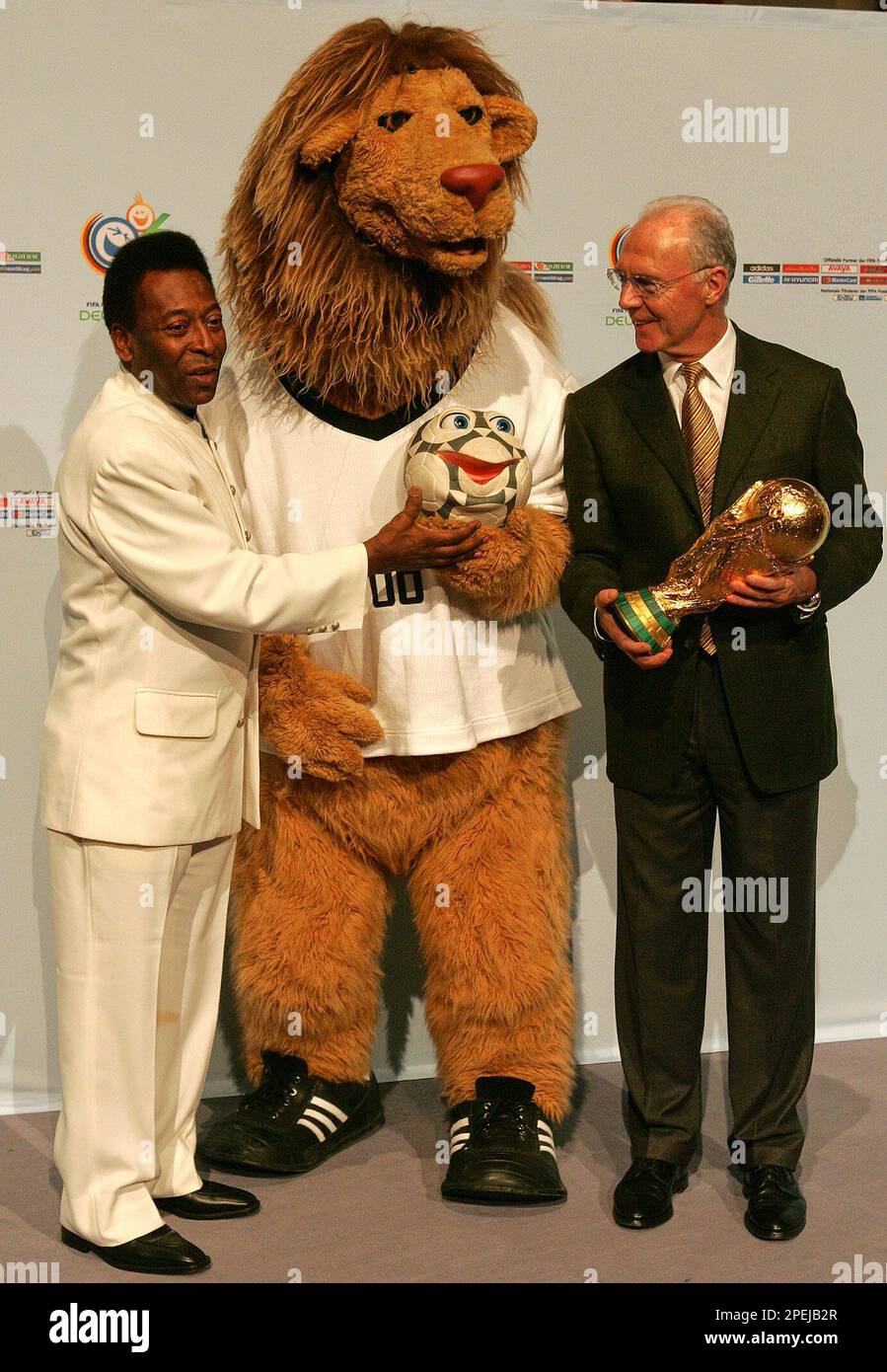 Das offizielle Maskottchen zum FIFA WM 2006, Goleo 06 und dessen Freund ...