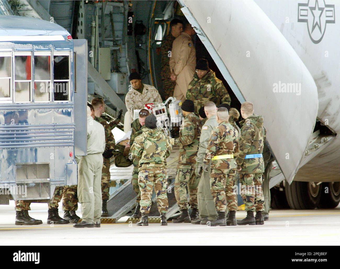 Ein verletzter US Soldat wird am Samstag, 13. November 2004, auf einer ...