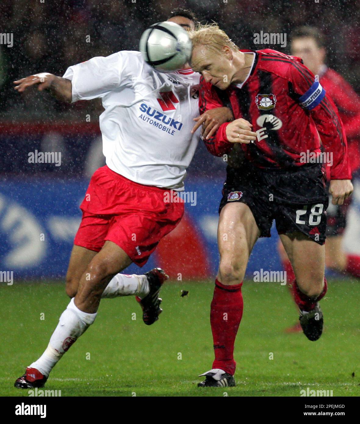 Leverkusen`s Carsten Ramelow, right, fights for the ball against ...