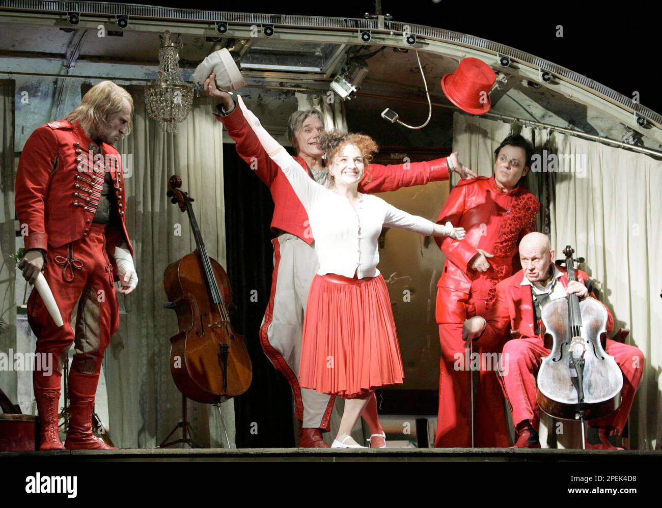 Johannes Krisch in der Rolle des Dompteurs, Urs Hefti als Spassmacher ...