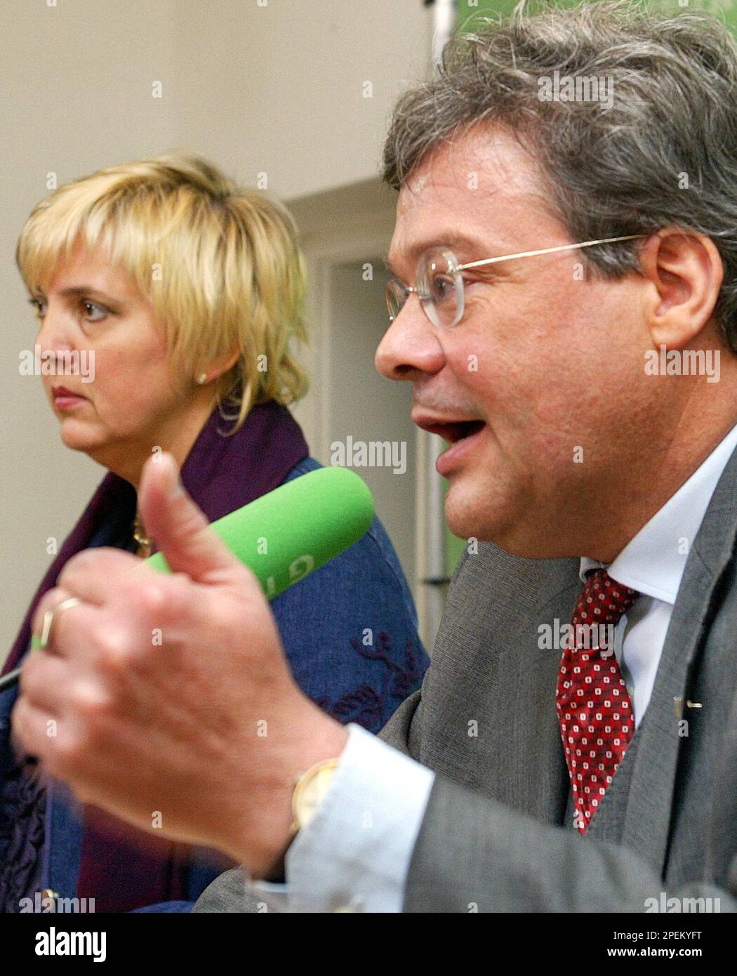 Die Gruenen-Vorsitzenden Reinhard Buetikofer, rechts, und Claudia Roth ...
