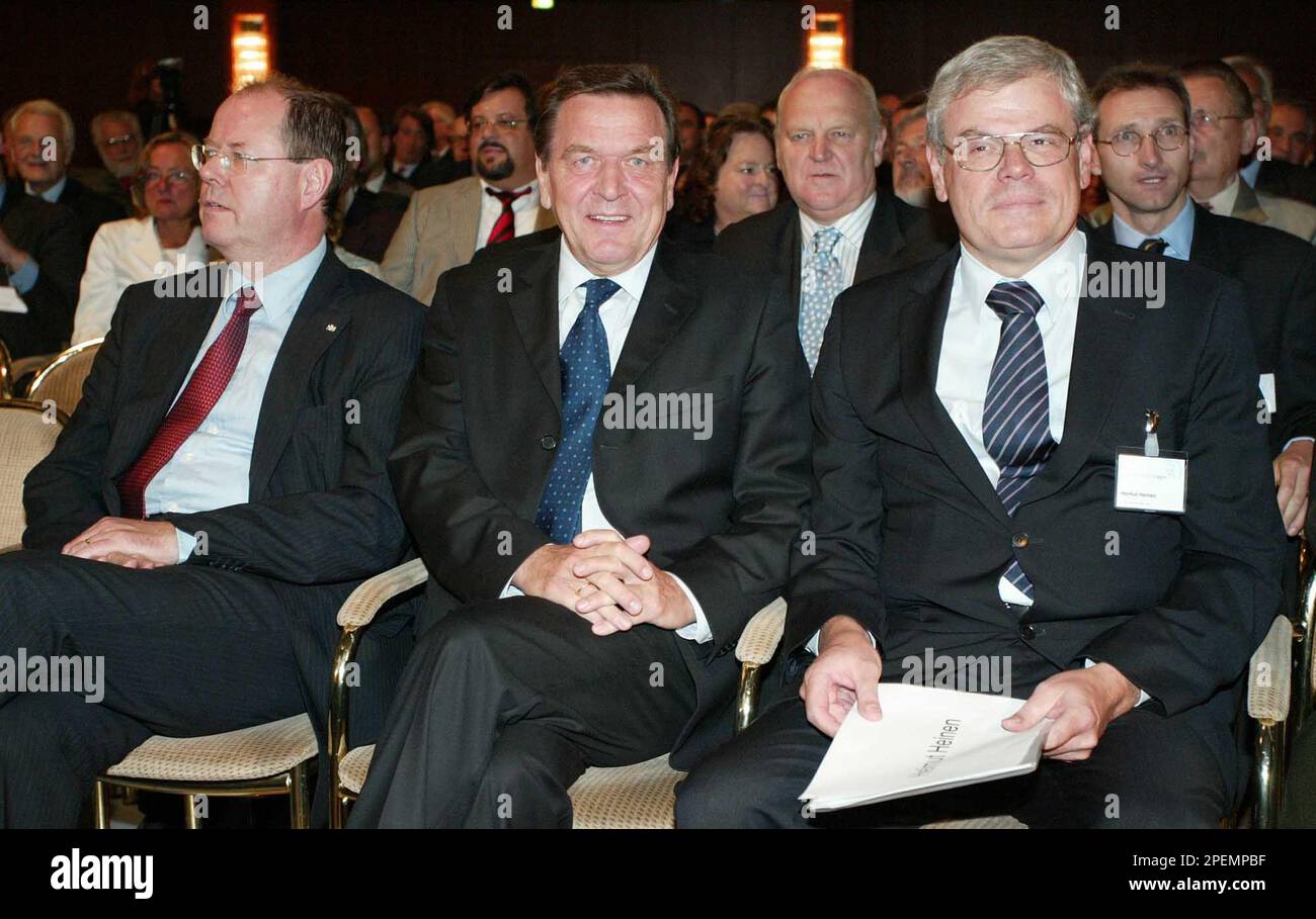 Bundeskanzler Gerhard Schroeder, Mitte, der Vorsizende des ...