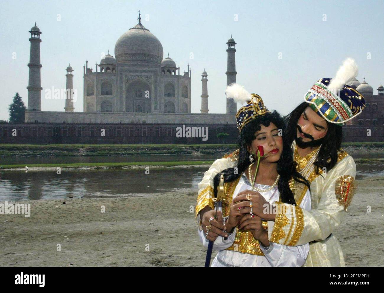 Stage actors dressed as Mogul Emperor Shah Jahan, right, and Queen ...