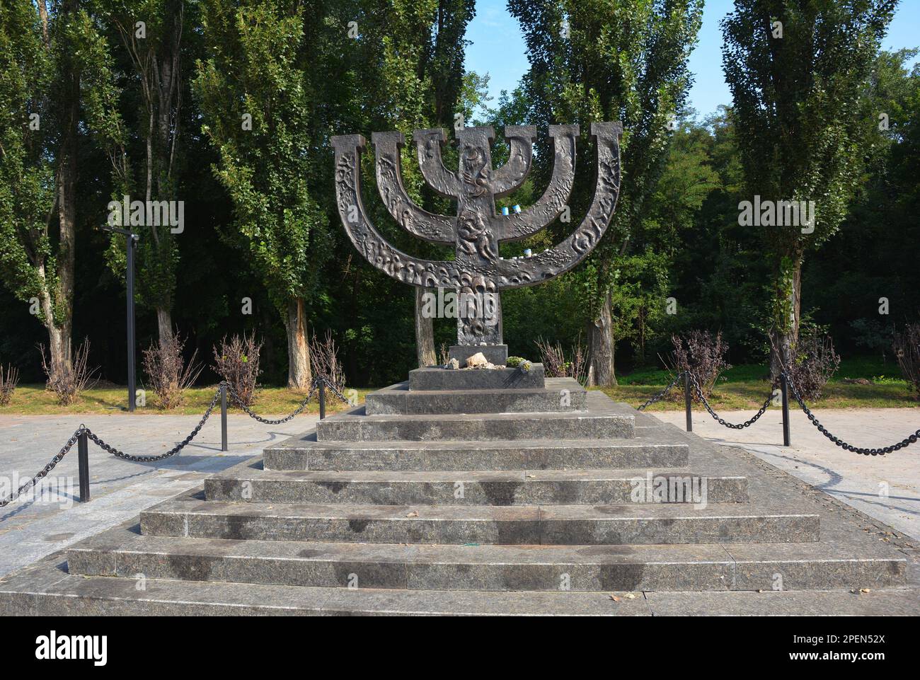 Das Menorah Holocaust-Denkmal, Menorah-Denkmal in Babyn Yar, Kiew ... Das Menorah Holocaust-Denkmal, Menorah-Denkmal in Babyn Yar, Kiew ...