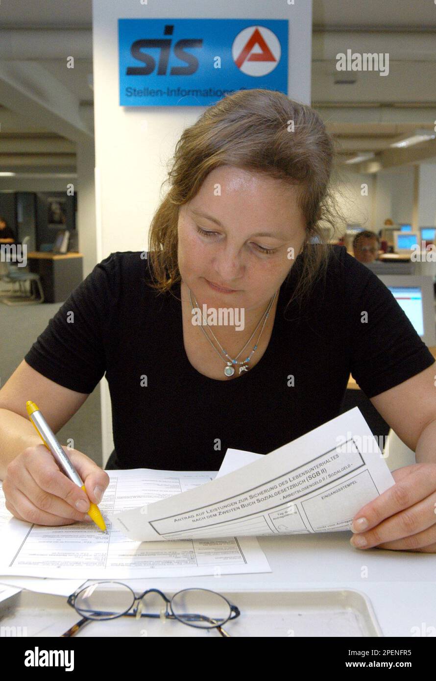 Eine junge Frau befasst sich am 22. Juli 2004 im Informationscenter der ...