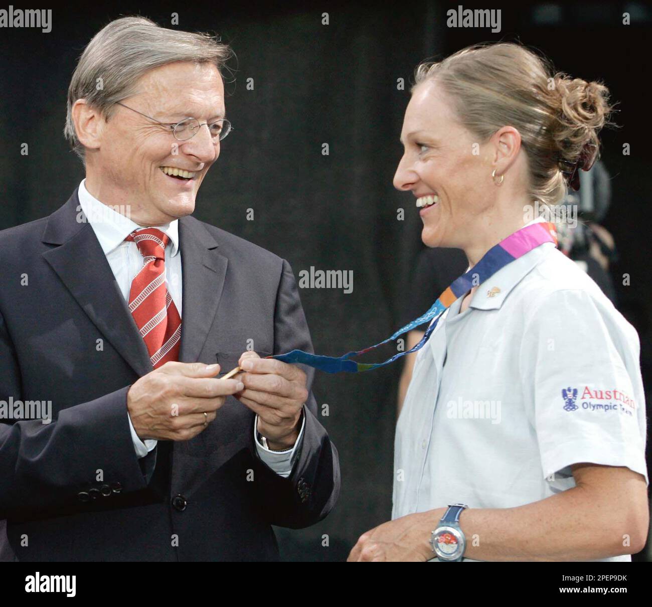 Bundeskanzler Wolfgang Schuessel, links, betrachtet die Goldmedaille ...