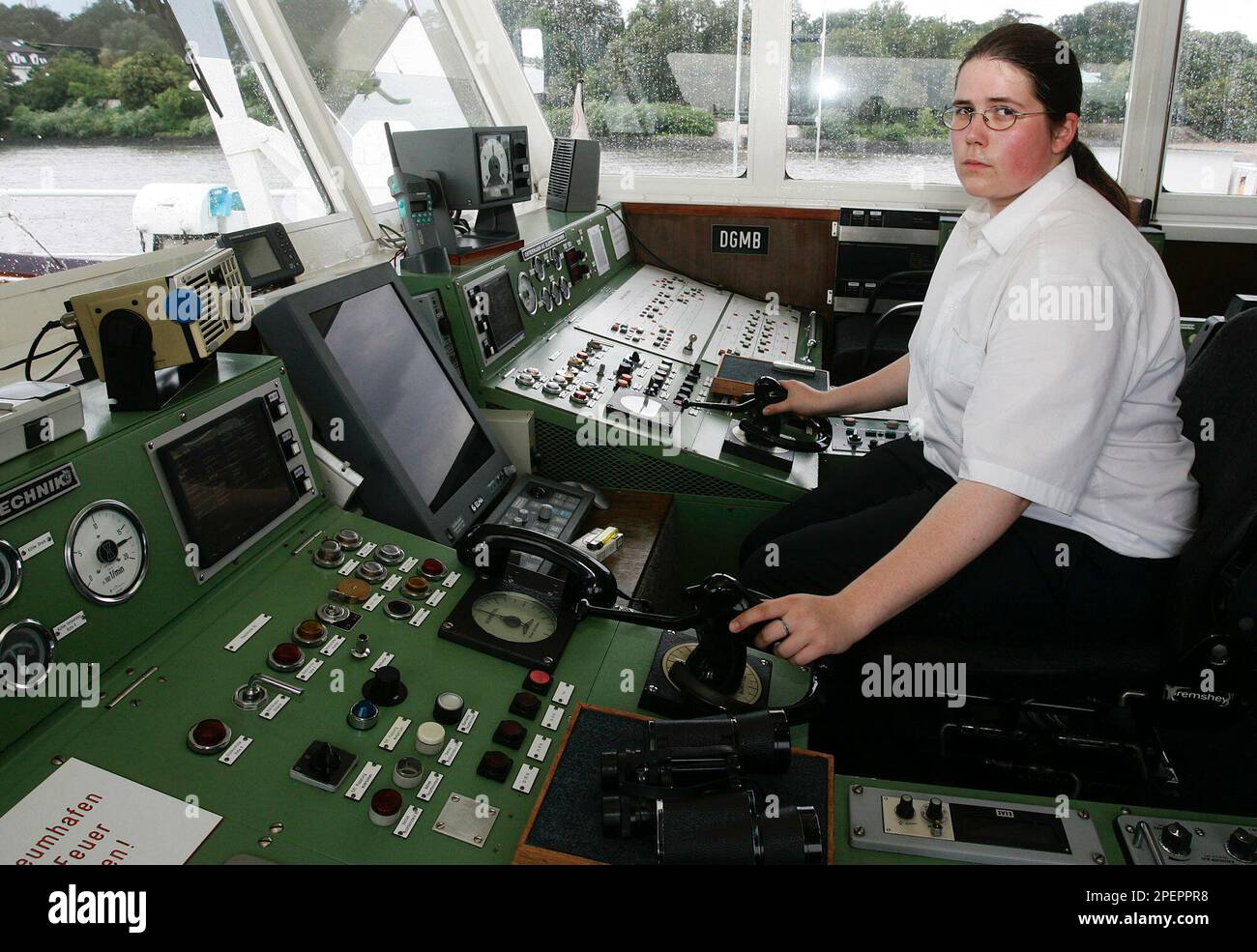 Lydia Lehmann, steuert am 20. August 2004 auf der Elbe in Hamburg das ...