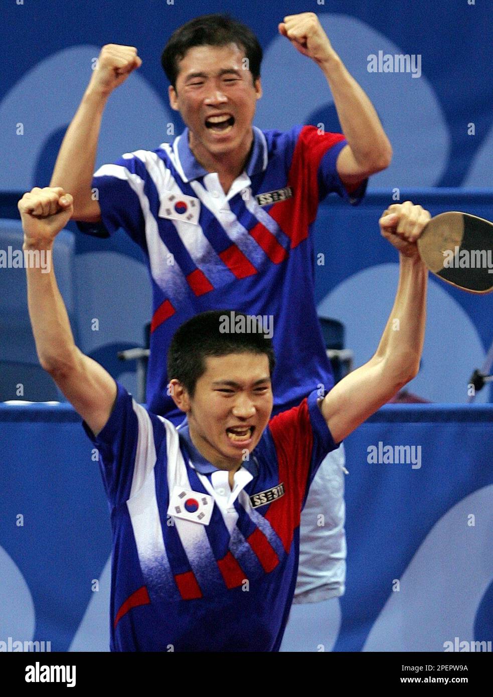 ** THIS ADDS THE NAME OF THE COACH ** Korea's Ryu Seung Min, foreground ...