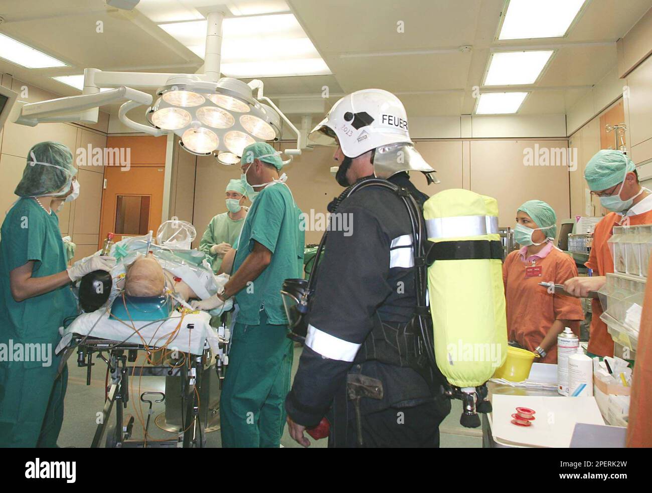 Ein Feuerwehrmann steht in einem OP-Saal am Freitag, dem 13. Aug. 2004 ...