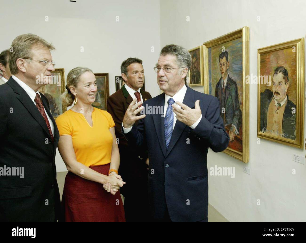 Bundespraesident Heinz Fischer, besucht am Montag, 2. Aug. 2004, mit ...