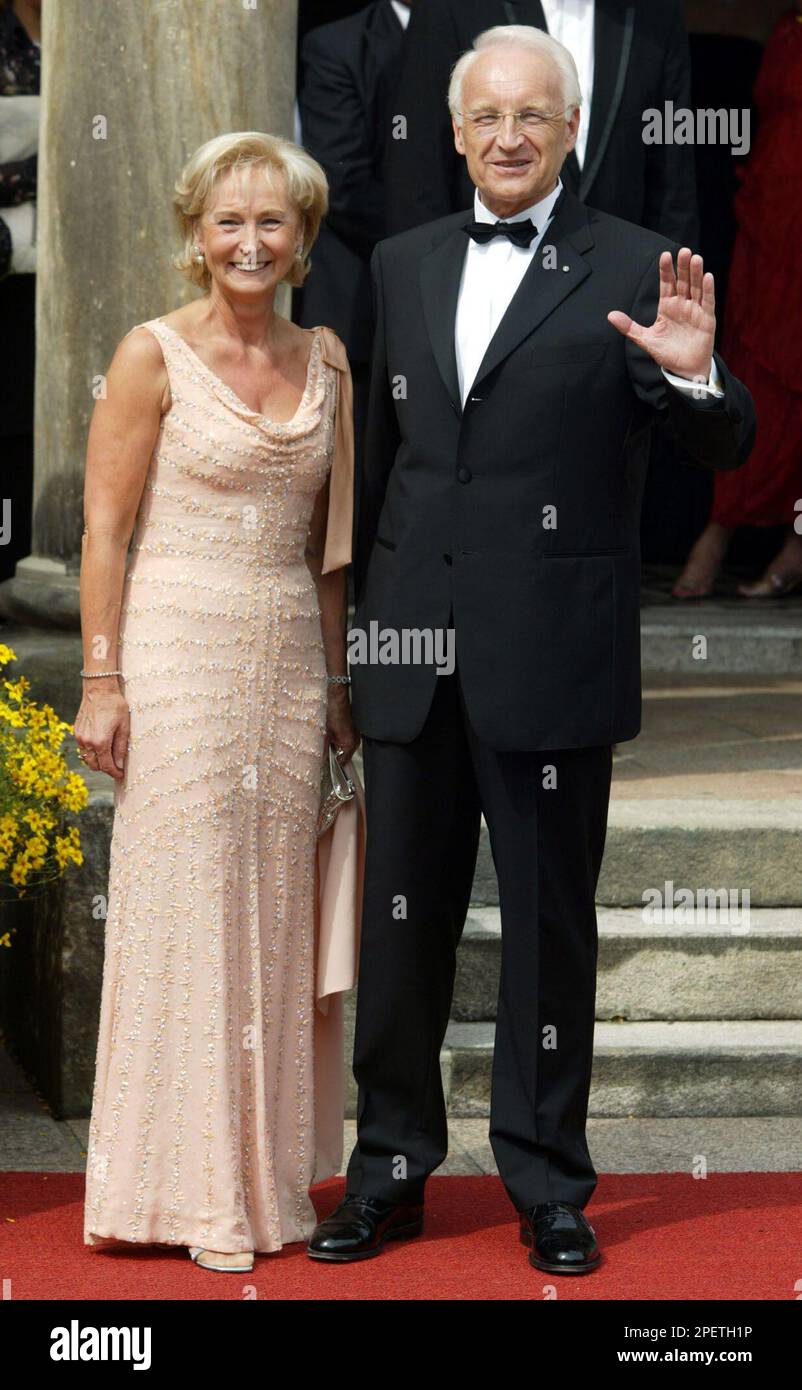 Bayerns Ministerpraesident Edmund Stoiber und seine Frau Karin vor der ...