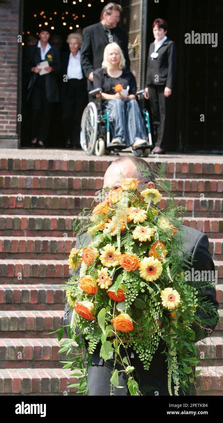 Ein Urnentraeger traegt die Urne der verstorbenen Volksschauspielerin ...