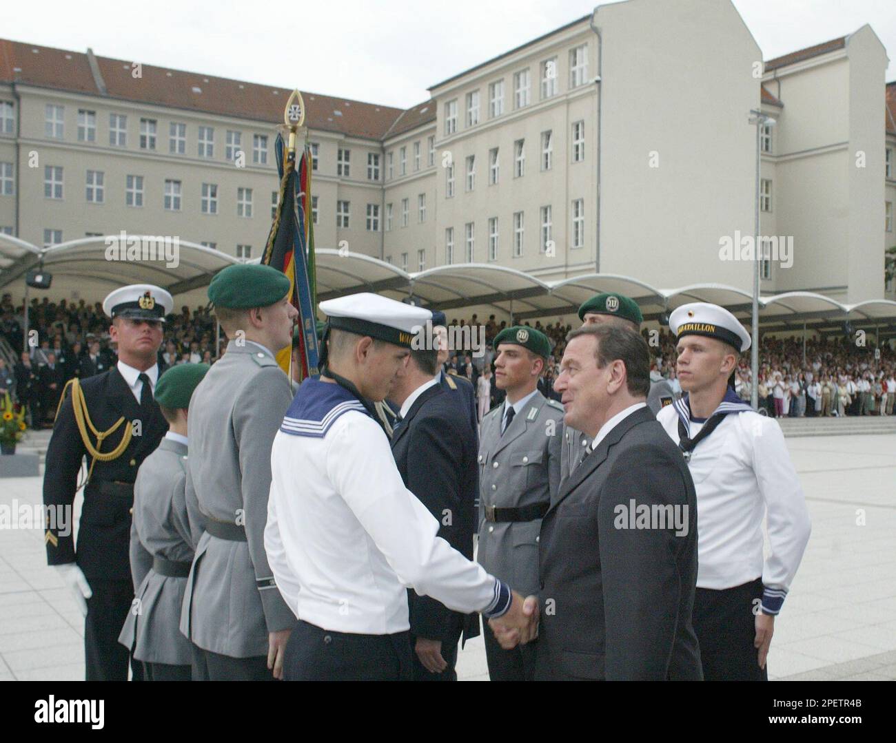 Bundeskanzler Gerhard Schroeder schuettelt Rekruten der Bundeswehr nach ...