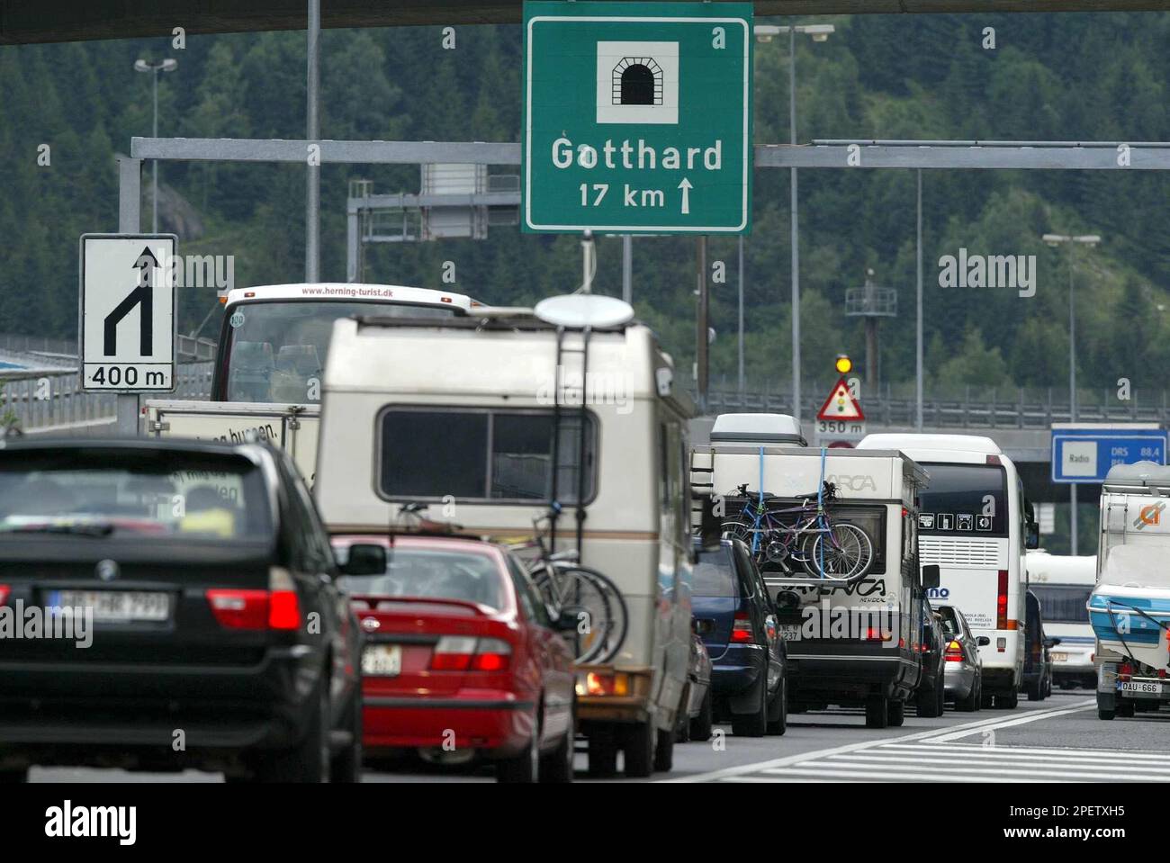 Vor dem Nordportal des Gotthard Tunnel auf der Autobahn A-2 in Richtung ...