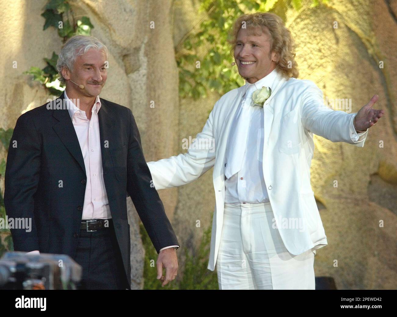 Moderator Thomas Gottschalk, rechts, begruesst den zurueckgetretenen ...
