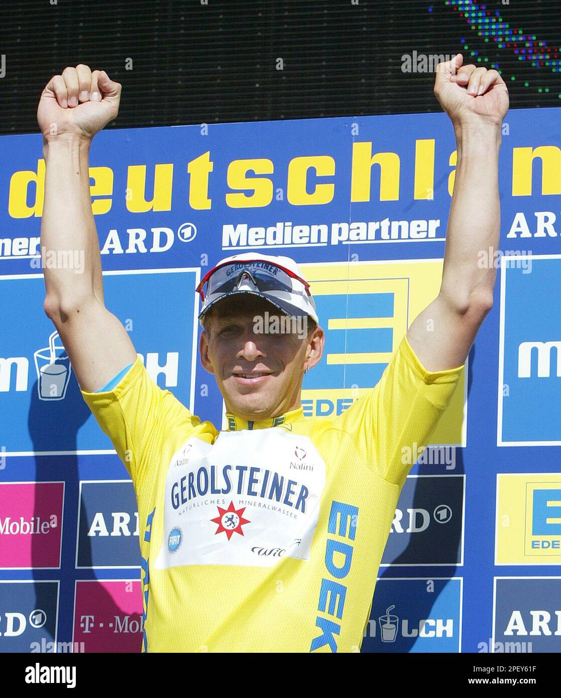 Der deutsche Radrennfahrer Michael Rich vom Team Gerolsteiner ballt die ...