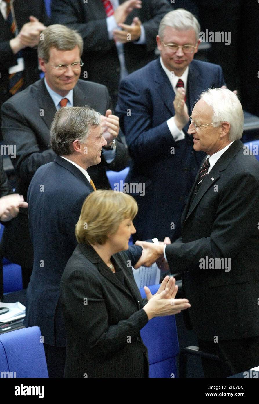 Der neue Bundespraesident Horst Koehler, Mitte links, empfaengt die ...