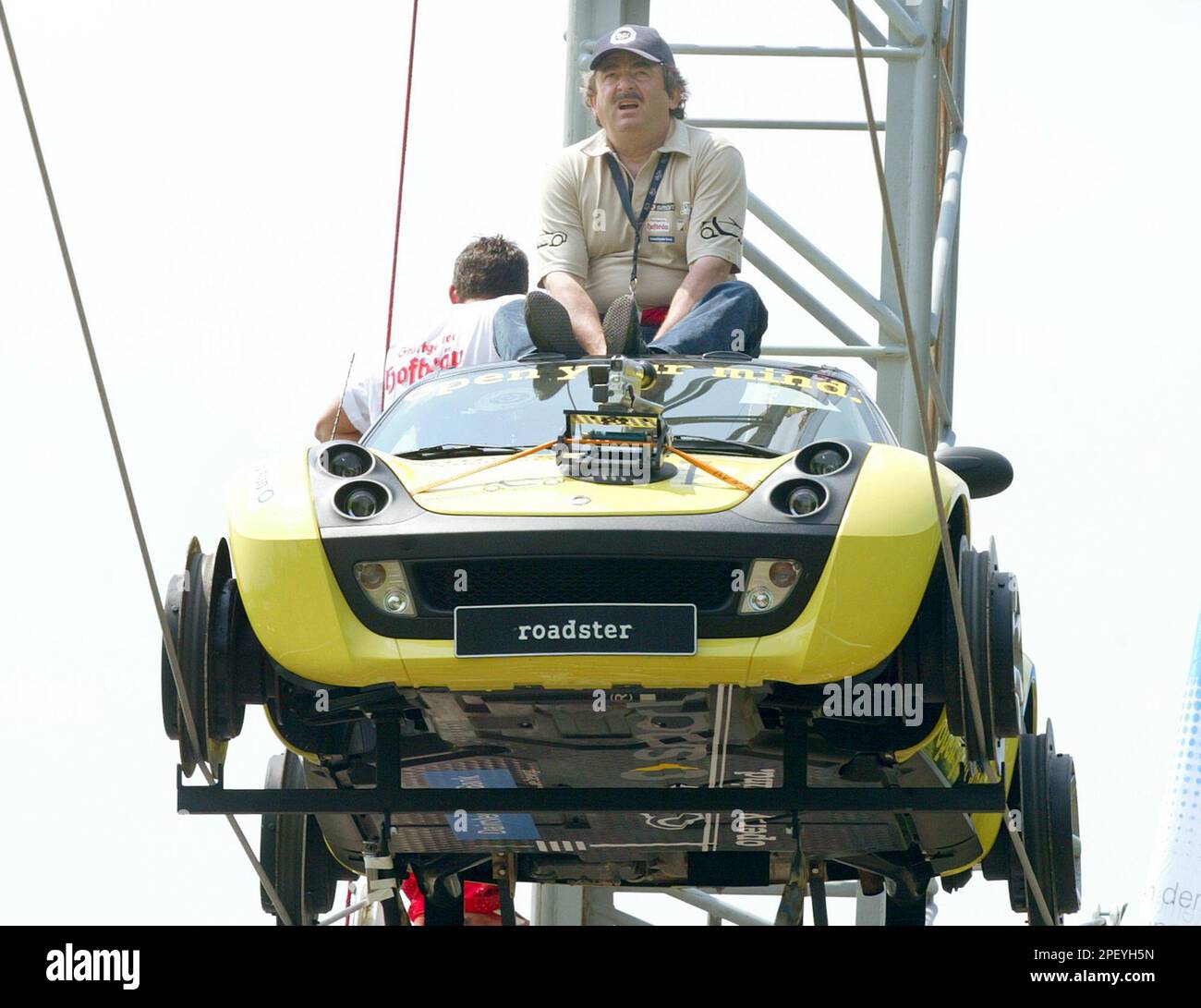Der deutsche Hochseilartist Johann Traber sitzt am Donnerstag, 20.Mai ...