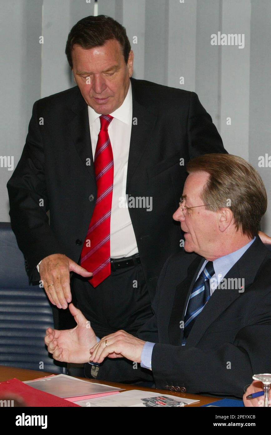 SPD-Vorsitzender Franz Muentefering, rechts, und Bundeskanzler Gerhard ...