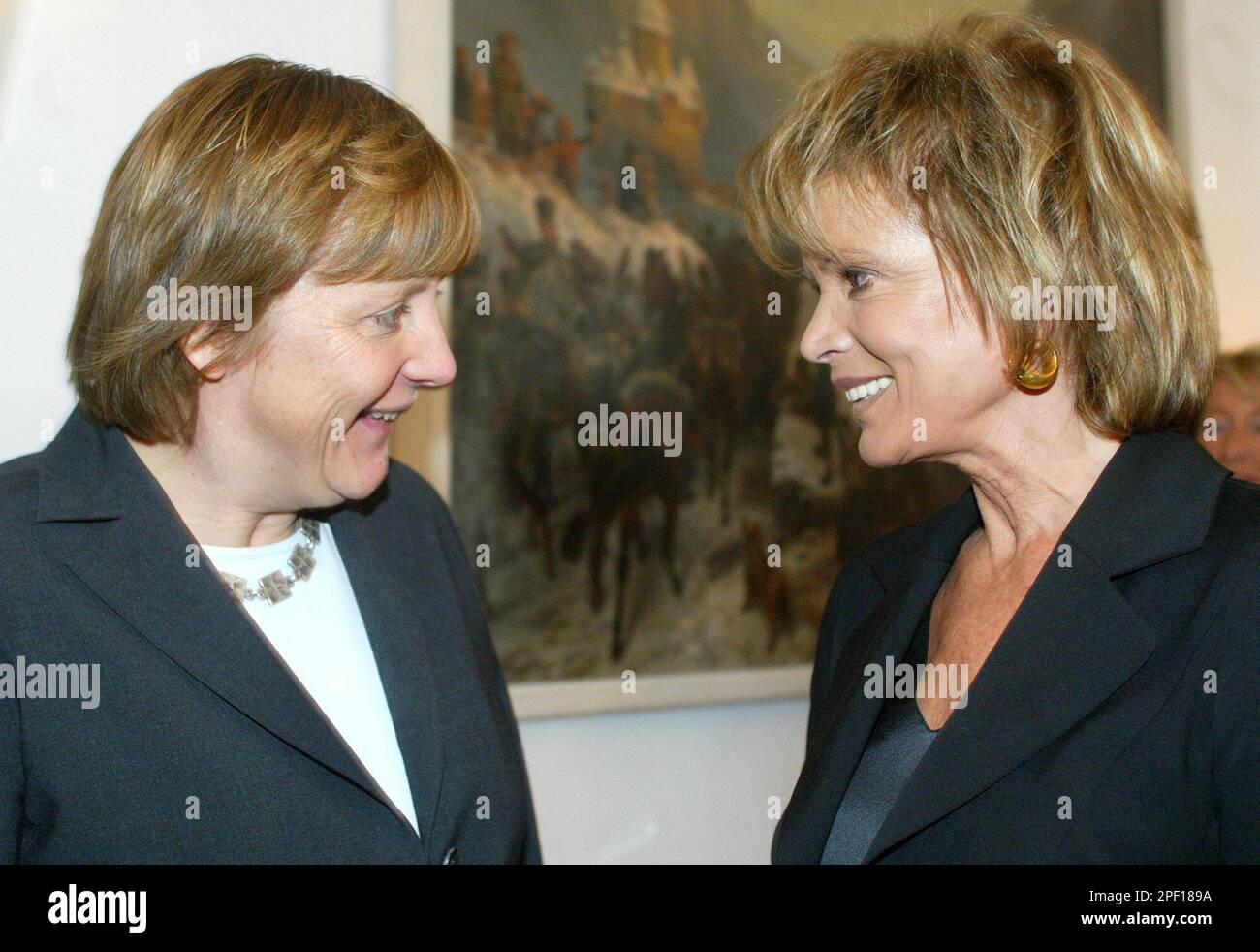 Die CDU-Vorsitzende Angela Merkel, links, begruesst die Schauspielerin Uschi Glas, rechts, am ...