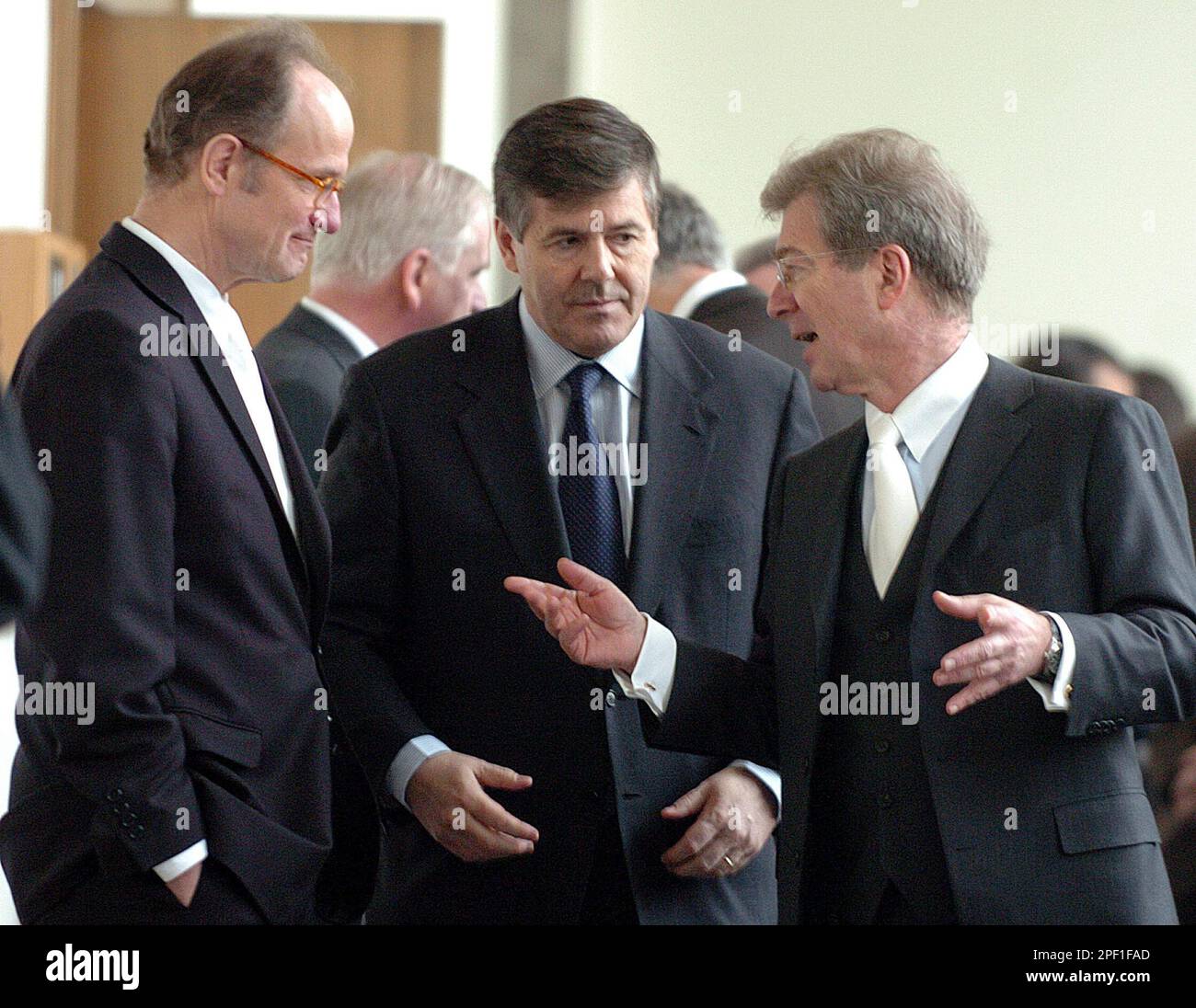 Der Sprecher des Vorstands der Deutschen Bank, Josef Ackermann, Mitte ...