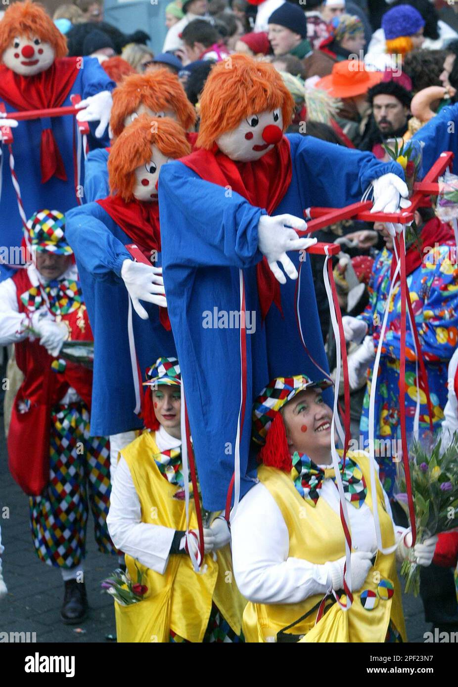 Clownpuppen werden am Montag, 23. Feb. 2004, am Rosenmontagszug in ...