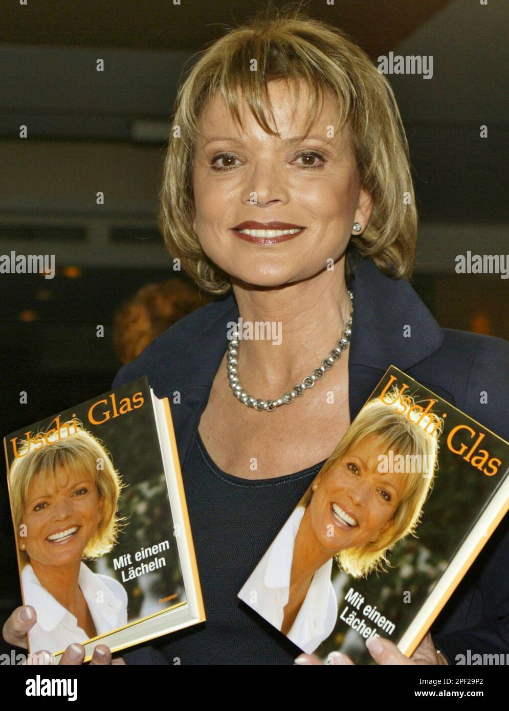 Die deutsche Schauspielerin Uschi Glas praesentiert zwei Buechern bei der Vorstellung ihrer ...