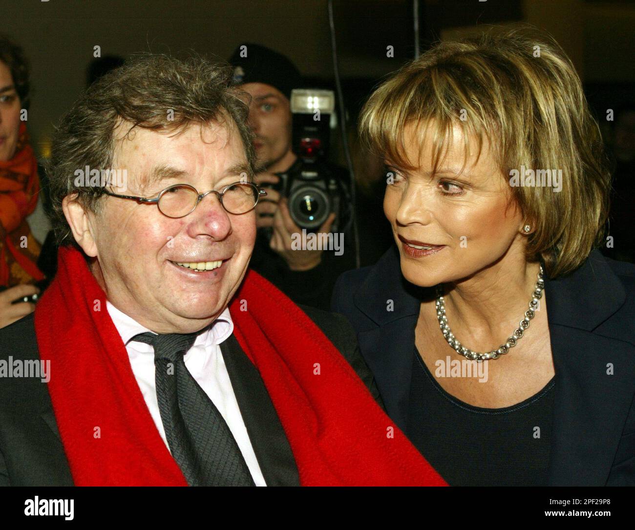 Die deutsche Schauspielerin Uschi Glas, rechts, unterhaelt sich mit "Literaturpapst" Hellmuth ...
