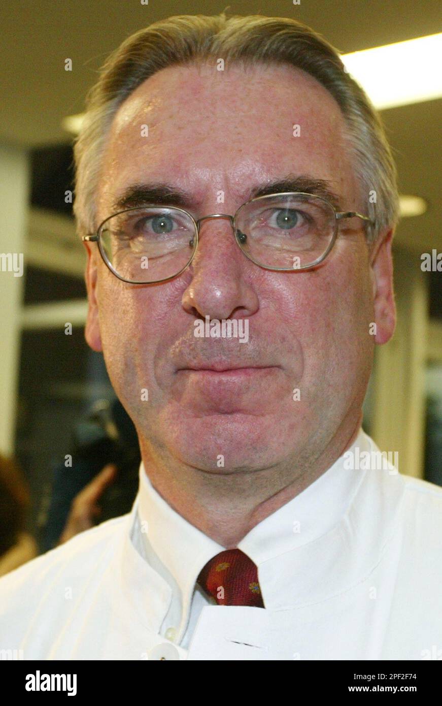 Prof. Dr. med. Gerd-Dieter Burchard, von der Klinikleitung des ...