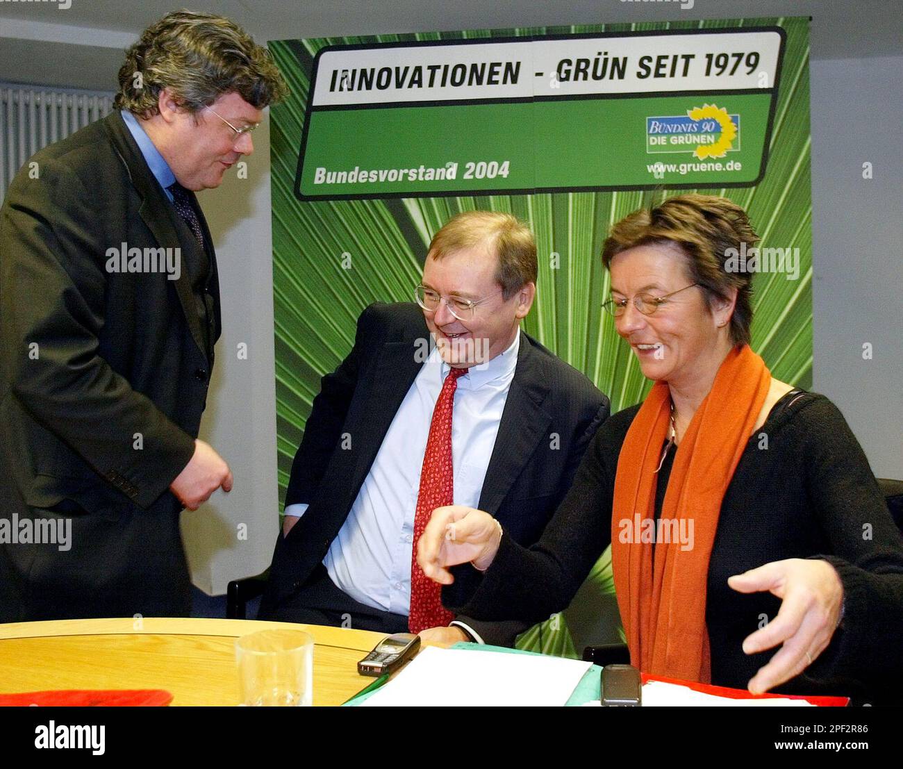 Die beiden Vorsitzenden der Gruenen/Buendnis 90 Reinhard Buetikofer ...