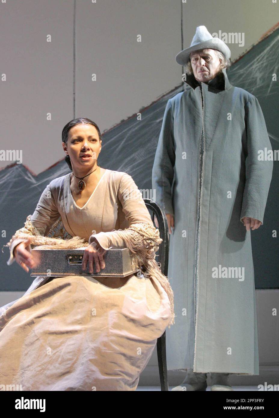 Sandra Cervik in der Rolle der Sophie und Erich Schleyer als der ...