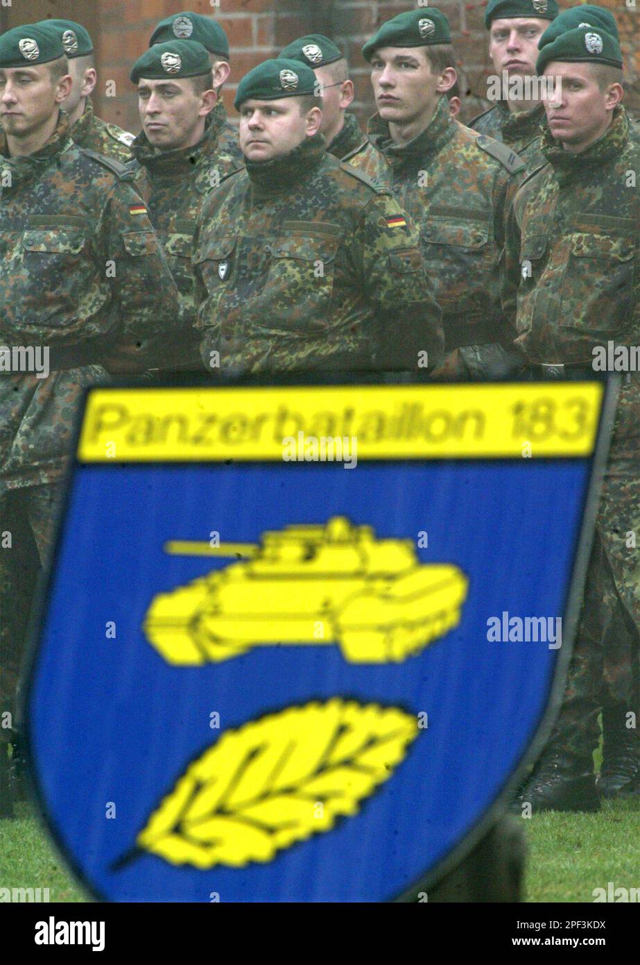 Soldaten der Panzerbrigade 18 nehmen am Donnerstag, 27.November 2003 ...