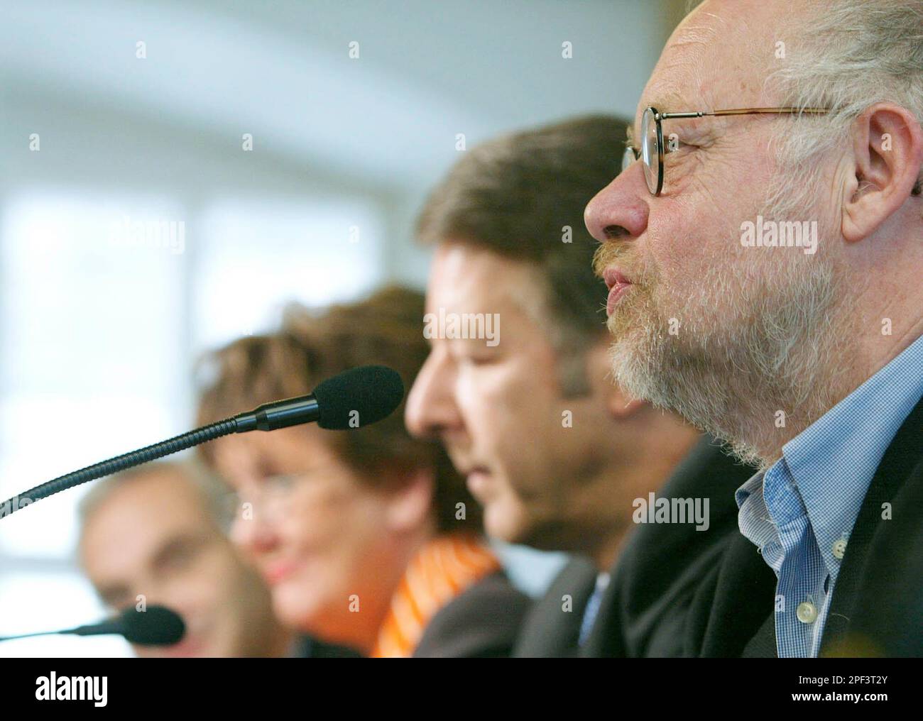 Der Schauspieldirektor der Salzburger Festspiele Juergen Flimm, rechts ...