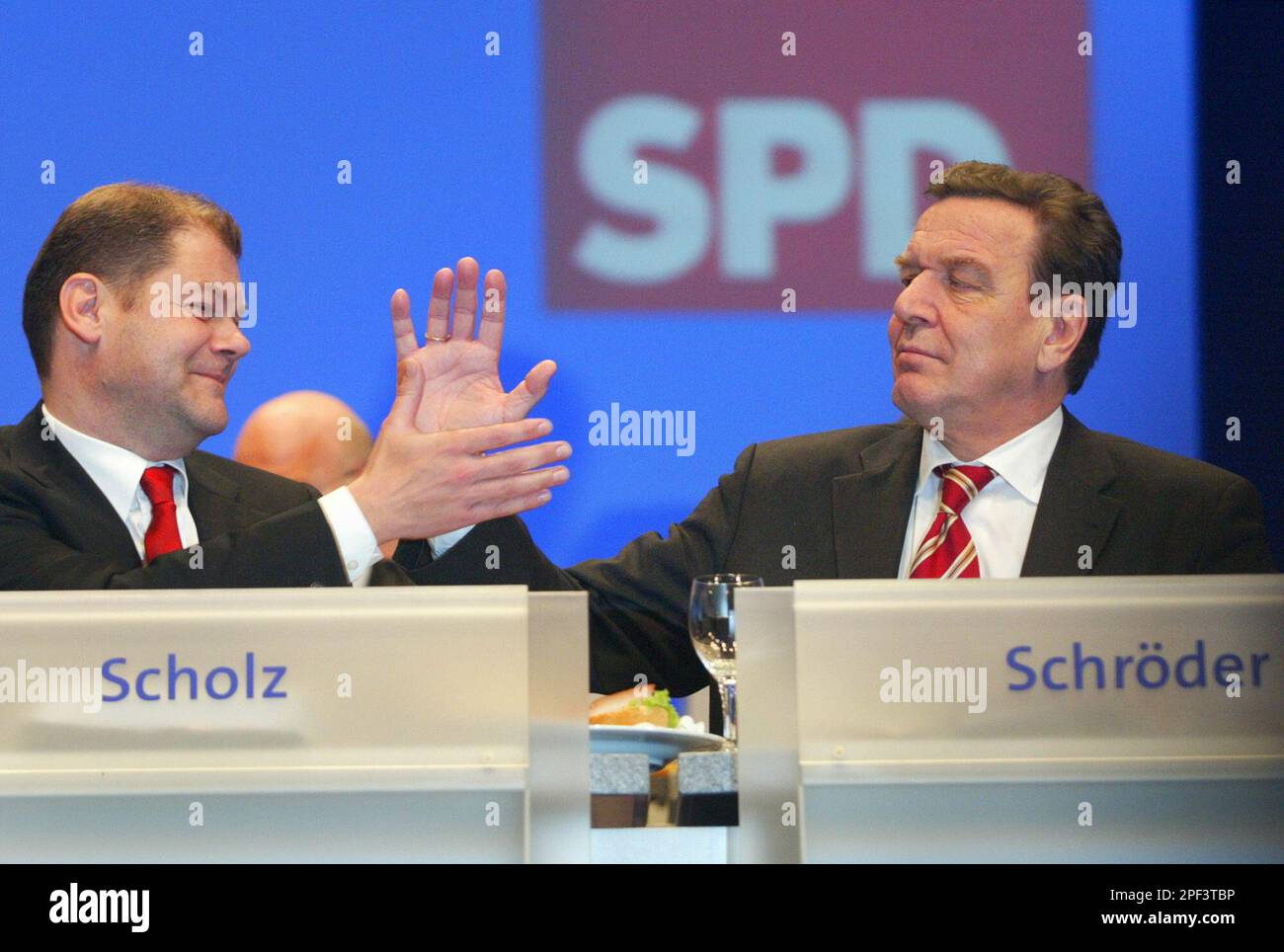 Bundeskanzler Gerhard Schroeder klatscht mit SPD-Generalsekretaer Olaf ...