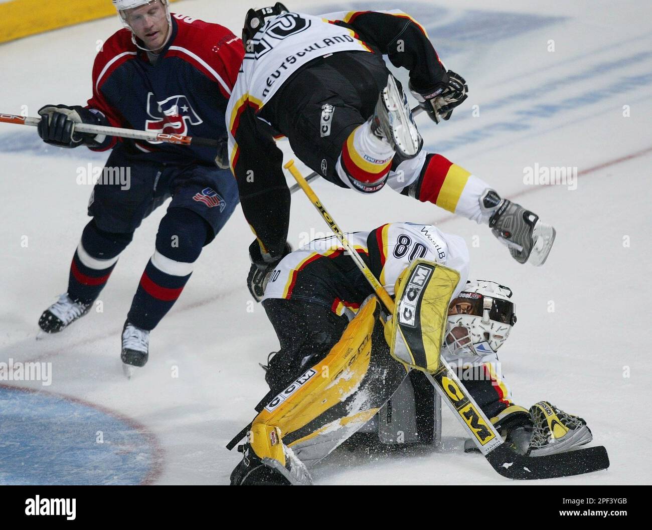 Der deutsche Eishockeyspieler Stefan Schauer von Koelner Haie, mitte ...