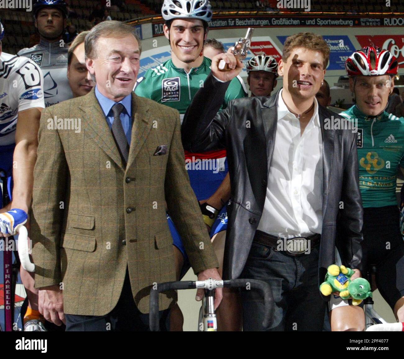 Der Radsportler Jan Ullrich, rechts, und Sportdirektor des Sechs-Tage ...