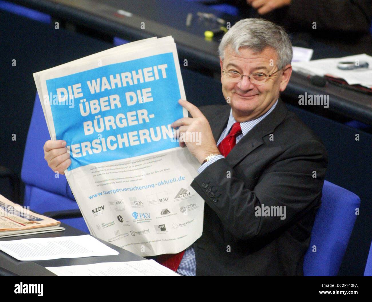 Aussenminister Joschka Fischer zeigt dem Plenum des Bundestages eine ...