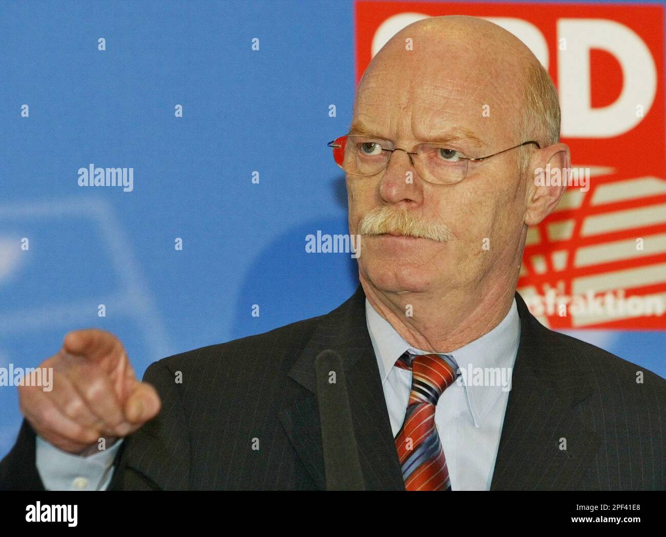 Verteidigungsminister Peter Struck verkuendet vor der Presse im ...