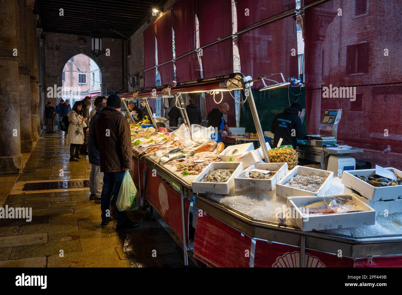Venedig, Italien - 23. Februar 2023: Der Rialto Fischmarkt in Venedig ...