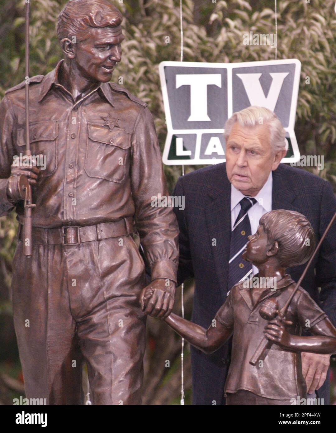 Andy Griffith gets a closer look at a bronze statue of Andy and Opie ...