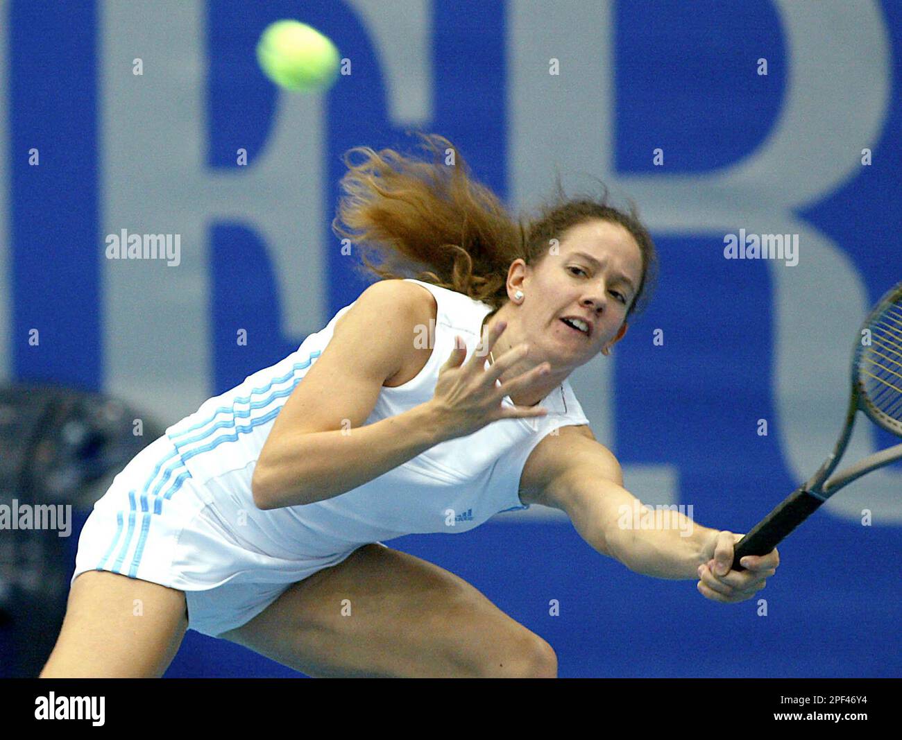 Patty Schnyder aus der Schweiz retourniert am Freitag, 24. Okt. 2003 ...