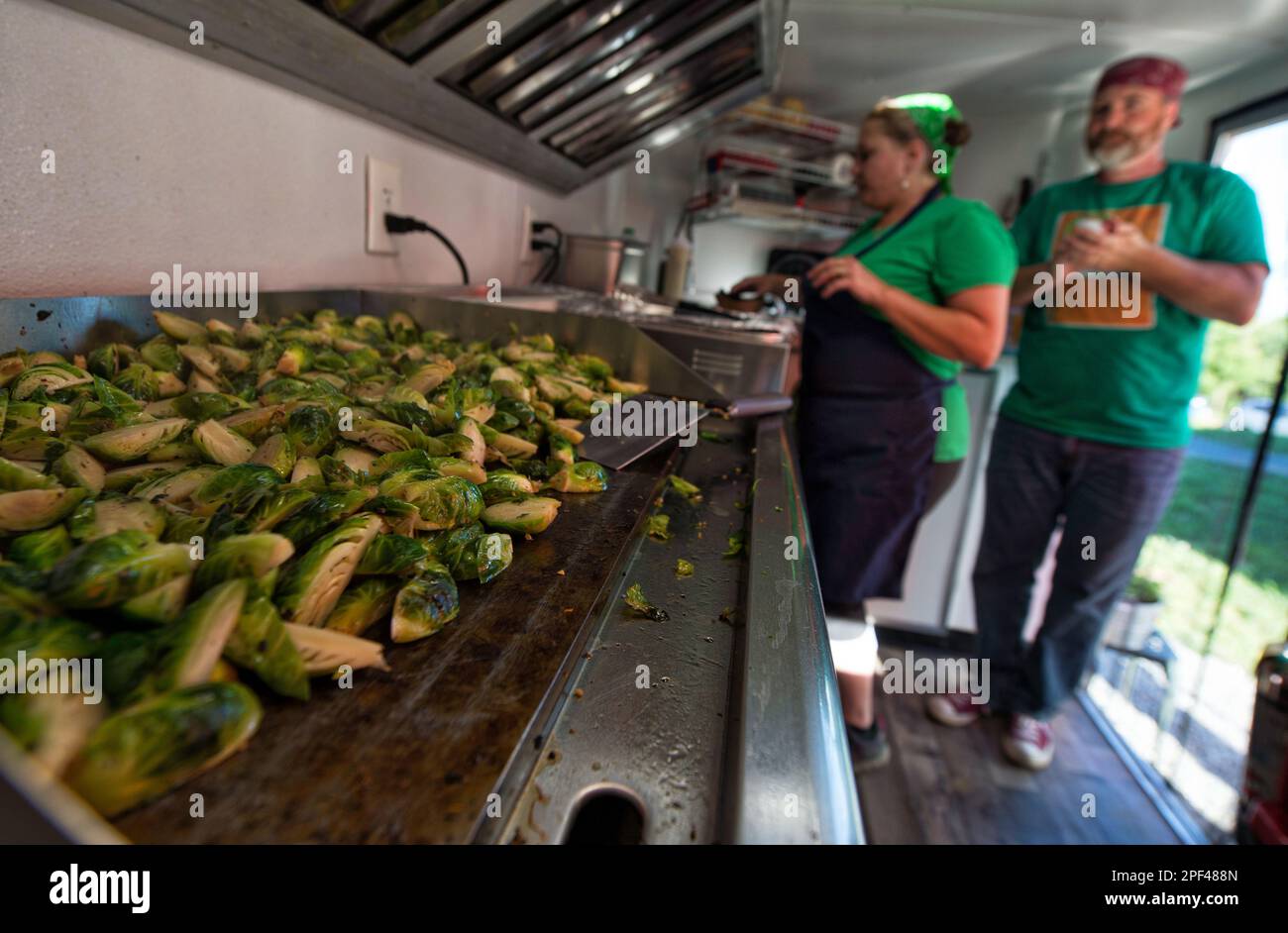 USA - 21. Juni 2019: Angela und Brian Maness sprechen über die ...