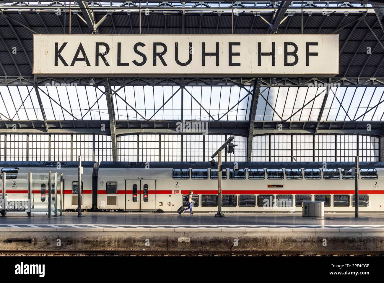 Hauptbahnhof mit Bahnhofsschild, Bahnsteig und InterCityExpress ICE der Deutschen Bahn ...
