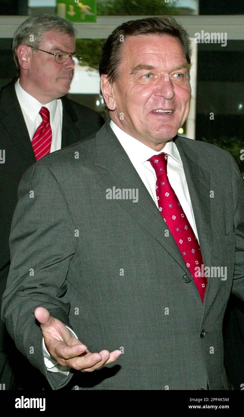 Bundeskanzler Gerhard Schroeder, rechts, und Helmut Heinen, links, der ...