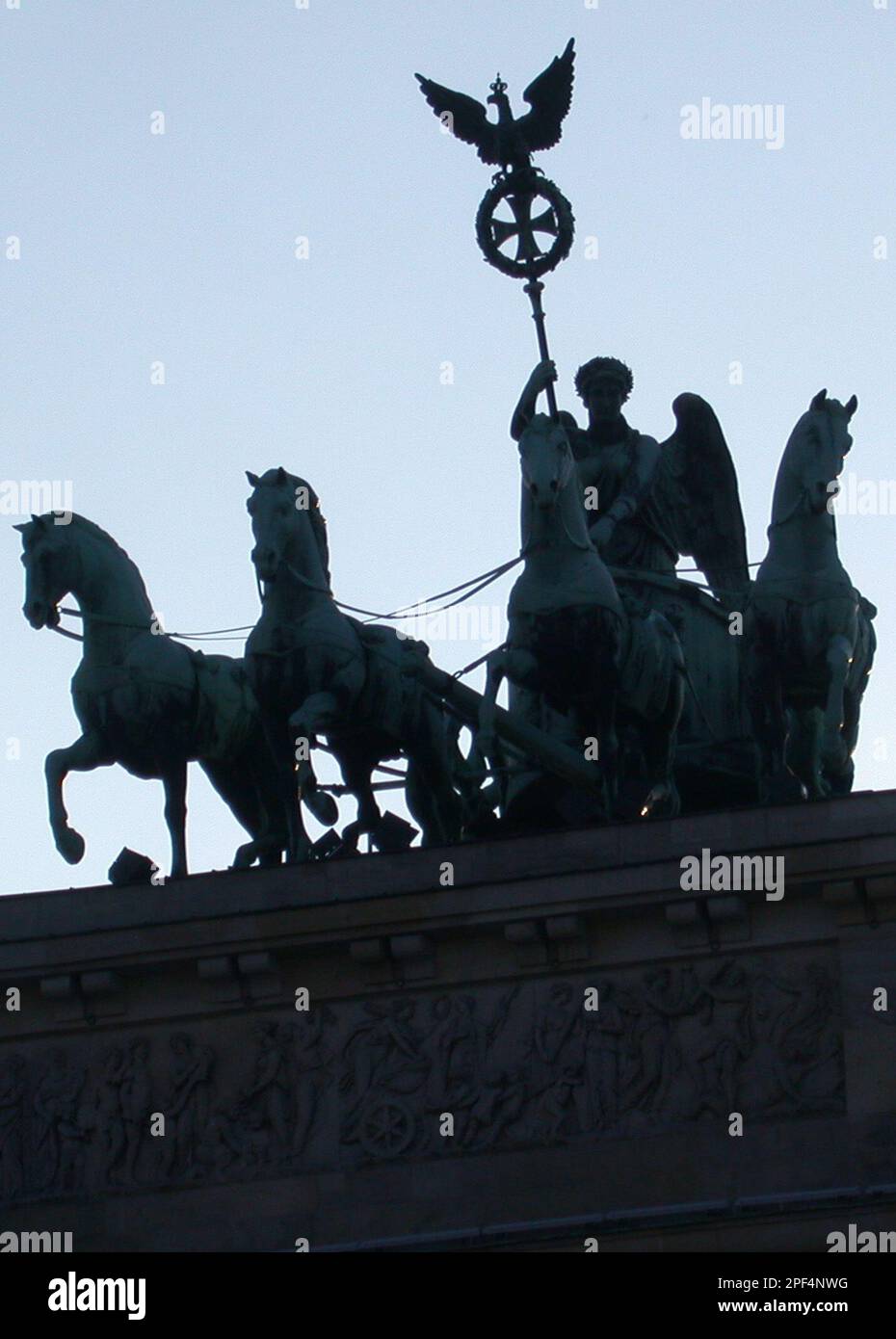 Blauer Himmel ist ueber der Quadriga auf dem Brandenburger Tor am Mittwoch, 24. September 2003 ...
