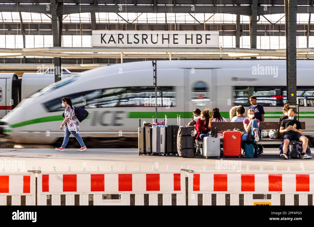 Hauptbahnhof mit Bahnhofsschild, Bahnsteig und InterCityExpress ICE der Deutschen Bahn ...