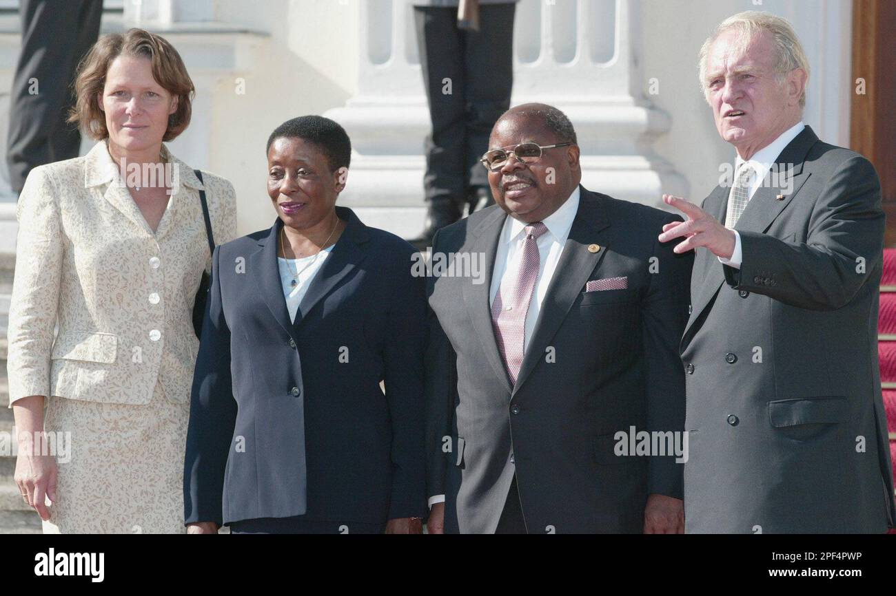 Bundespraesident Johannes Rau, rechts, und seine Frau Christina, links ...