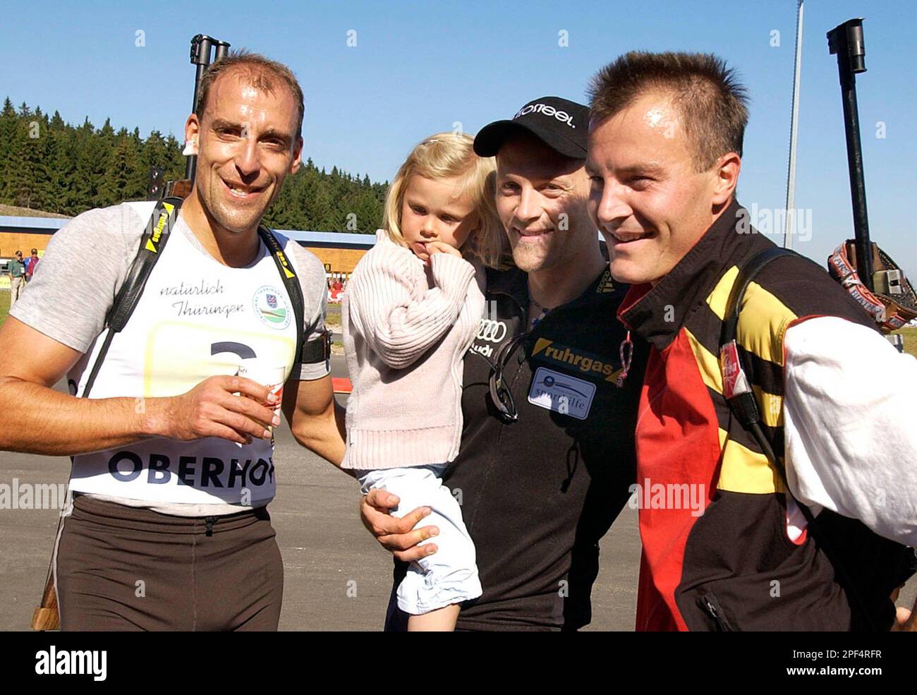 Die Biathleten Frank Luck, links, Peter Sendel und seine Tochter Gina ...